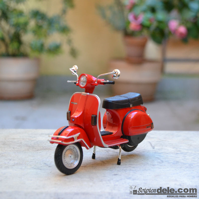 Mini vespa roja a escala