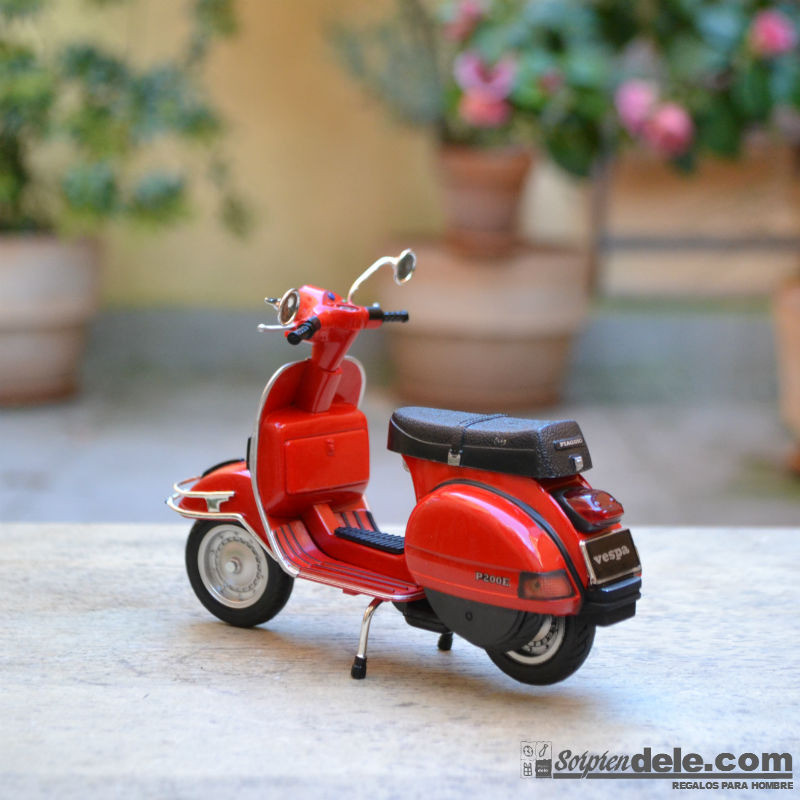 Mini vespa roja a escala